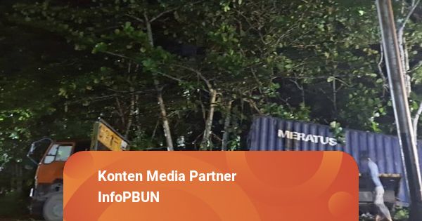 Tak Kuat Nanjak, Truk Kontainer Bermuatan Rokok Terperosok di Jalan Natai Arahan | kumparan.com